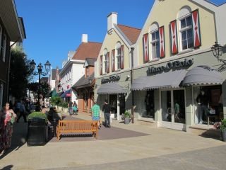 Het is altijd uitverkoop in de winkels van de outlet centra in Roermond ...